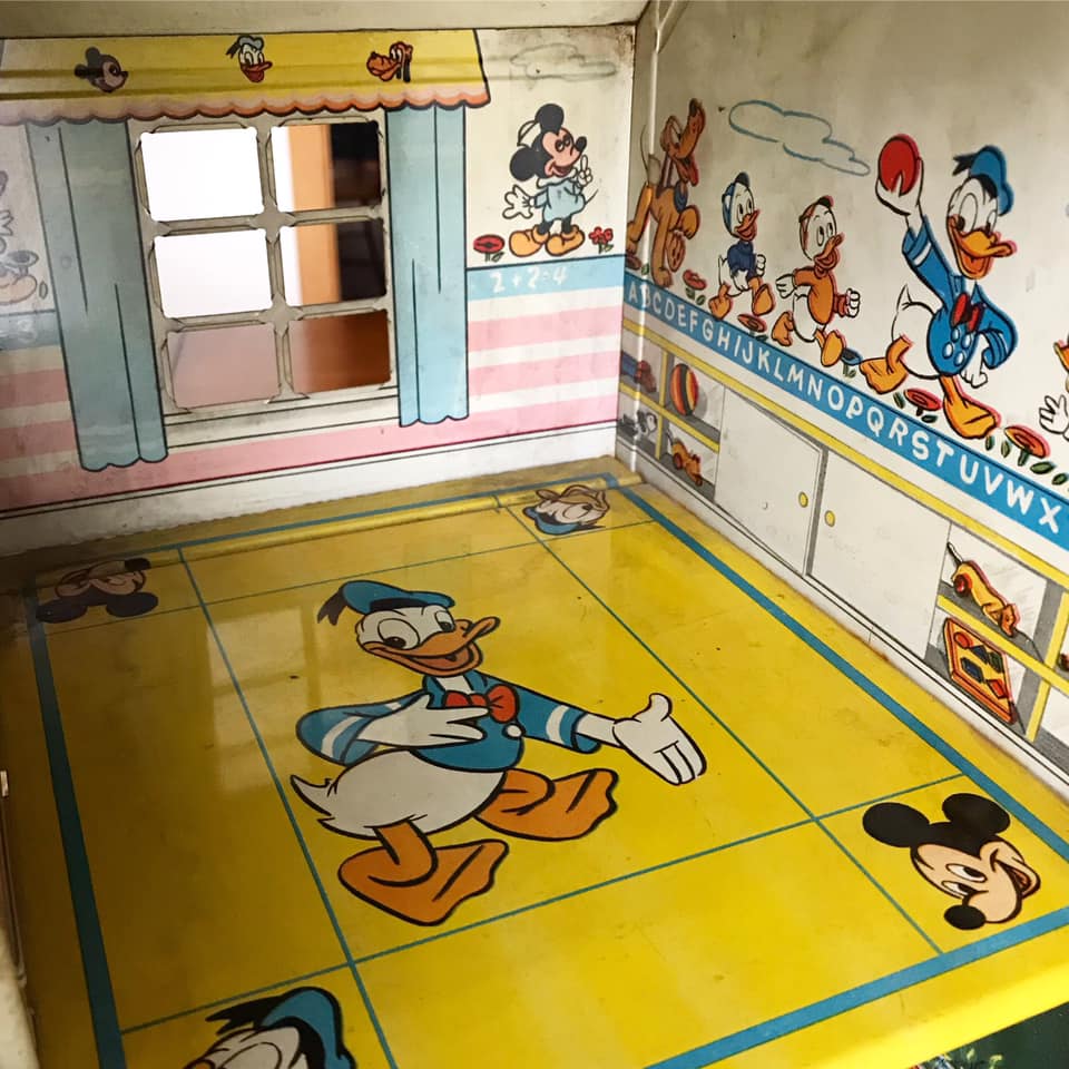 1949 DISNEY MARX TIN LITHO DOLLHOUSE – HOUSE MINIATURES